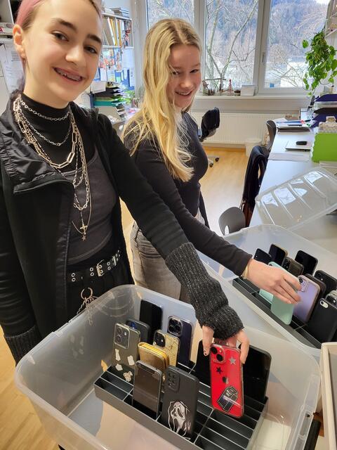 Schule beschließt "handyfreie Tage": Das Handy in die Pause geschickt ...