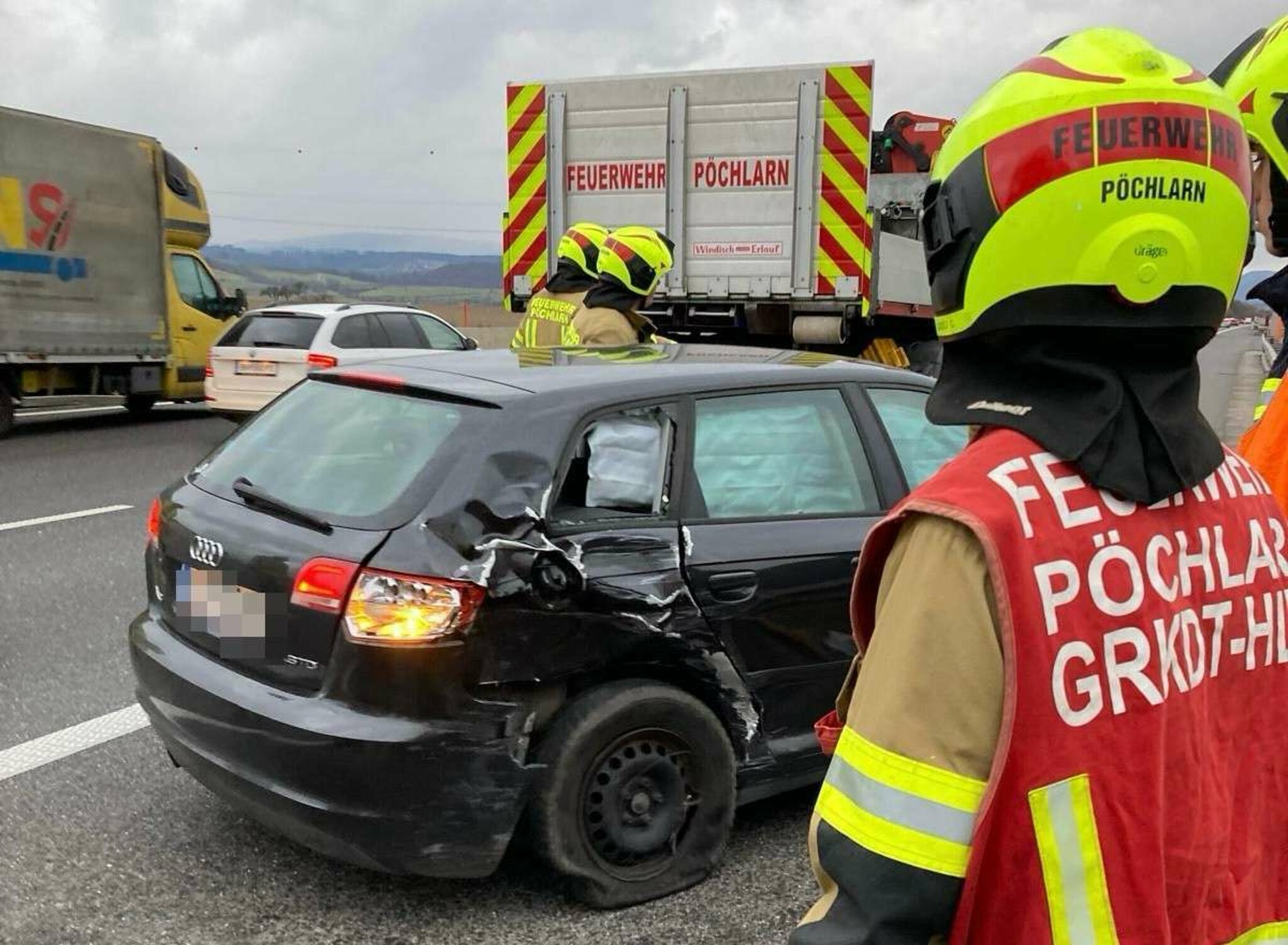 Verkehrsunfall bei Pöchlarn: Lenkerin verletzt bei Kollision mit Lkw - Melk
