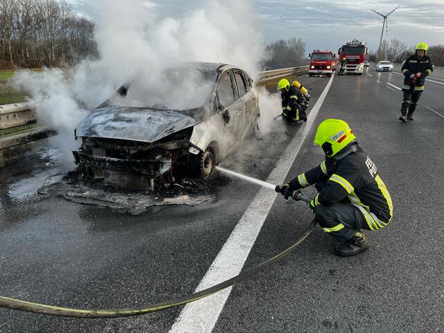 Zwei Feuerwehren im Einsatz: Fahrzeug geht auf der A3 in Flammen auf - Baden
