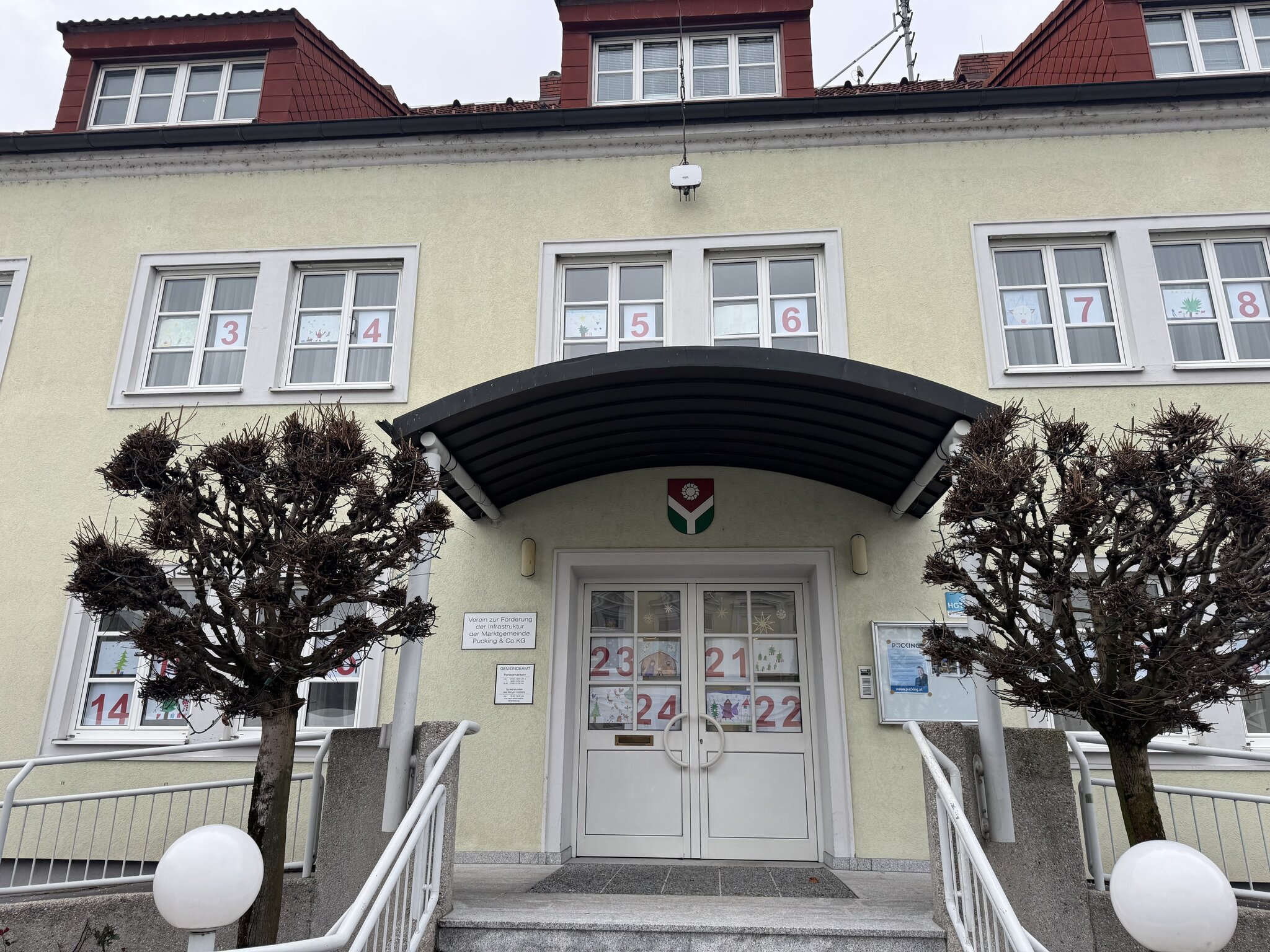 Pucking: Größter Adventskalender des Bezirkes zierte das Gemeindeamt - Linz-Land