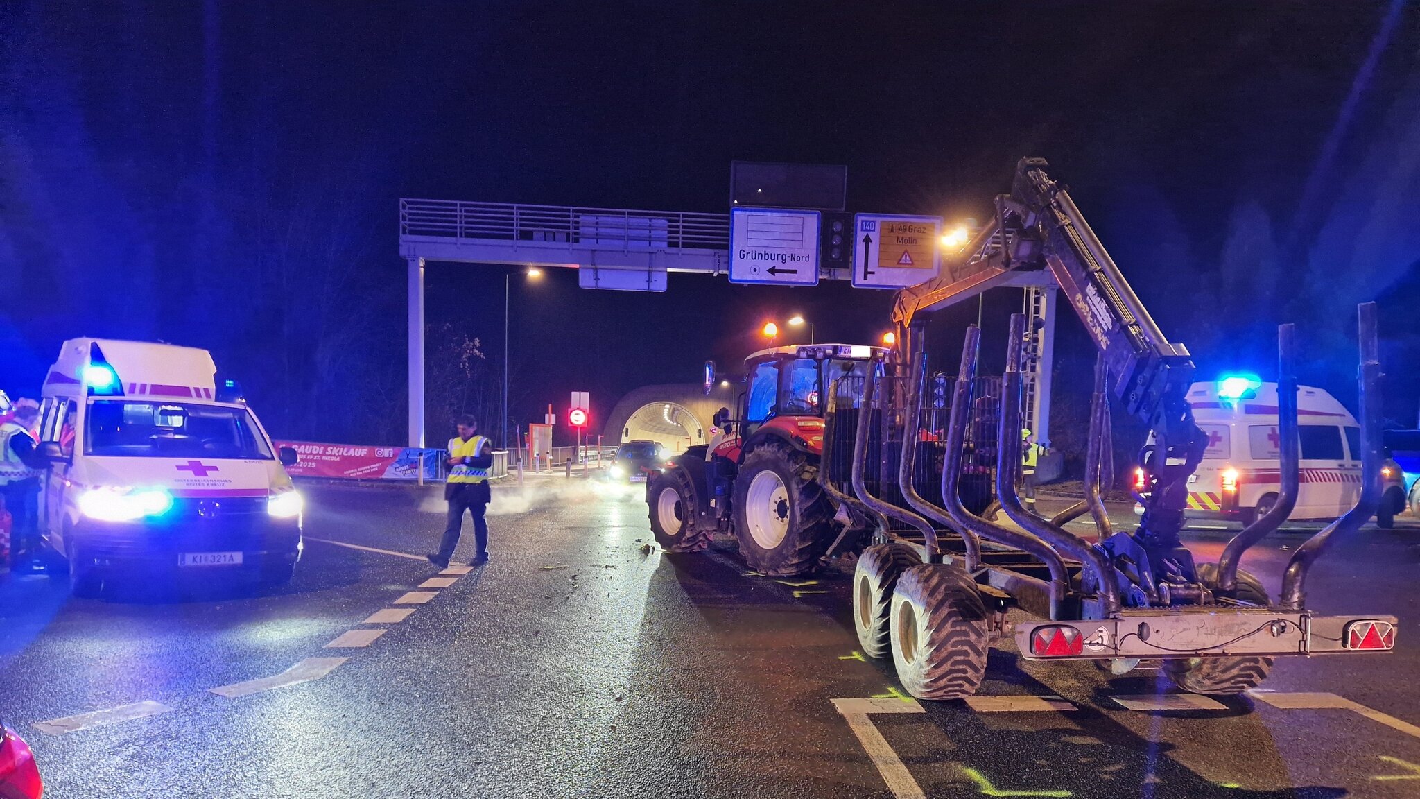 Feuerwehr im Einsatz: Vier Verletzte bei Kreuzungs-Crash mit Traktor - Steyr & Steyr Land