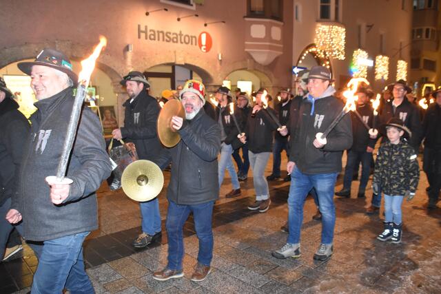 Naz-Ausgraben 2025 in Telfs: "Es lebe der Naz, die Fåsnåcht isch frei ...