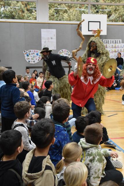 Altes Brauchtum in Telfer Schule: Mit Naz und Panznaff auf Tüchfühlung ...