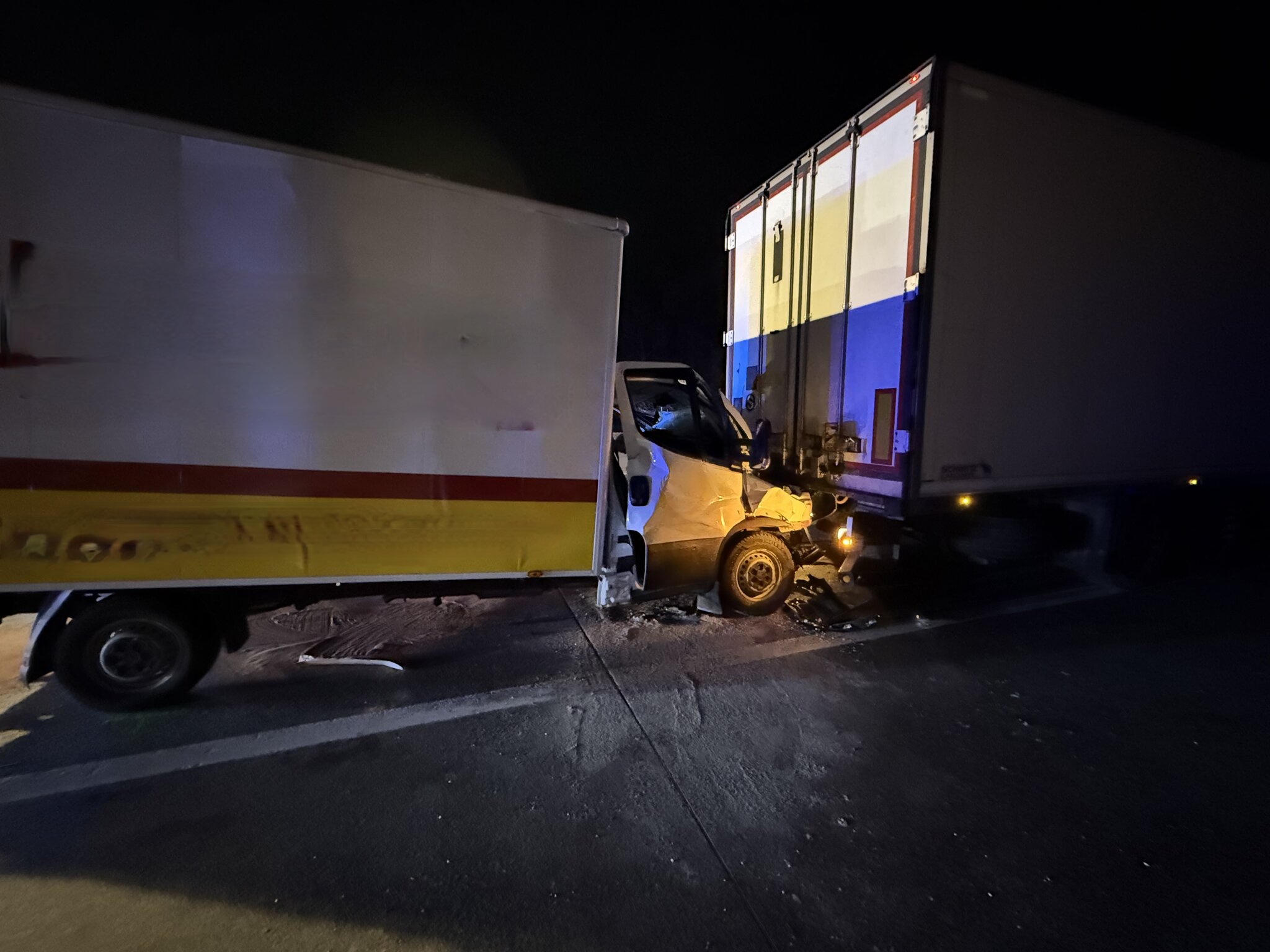 Person eingeklemmt: Kleintransporter kracht auf der A1 in Lastwagen-Heck - Enns