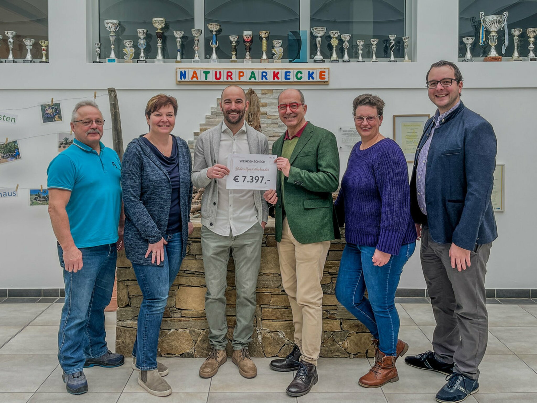 SPITZen Schulen: Spendenübergabe des "Spitzer Adventfensterkalenders ...