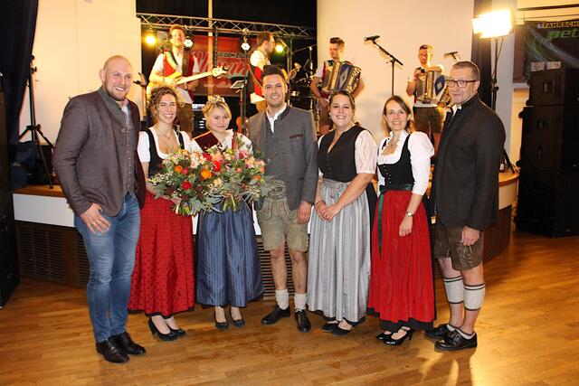 Beste Stimmung am Thaurer Jungbauernball: Krönung der ...