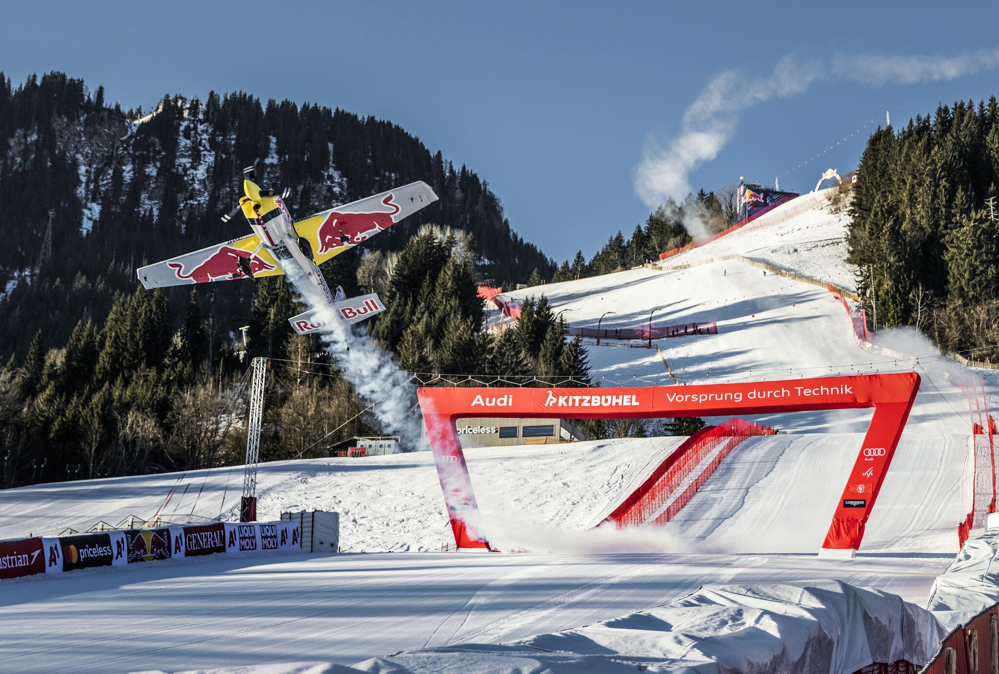 Weltpremiere: Dario Costa rast mit 350 km/h Top-Speed über die Streif ...