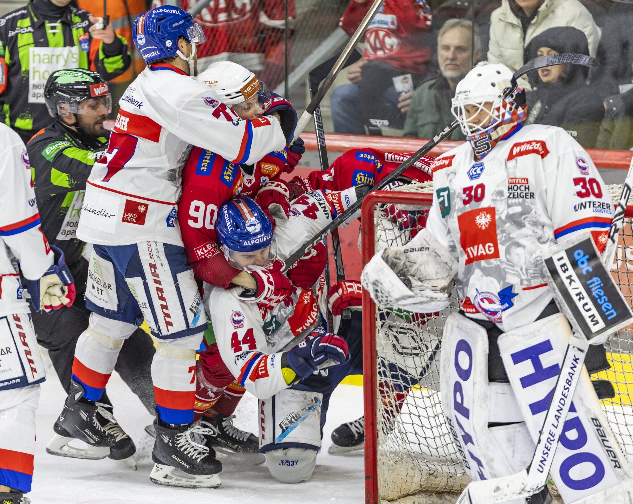 "Können zufrieden sein": Rotjacken besiegten HC Innsbruck mit 11:3 ...