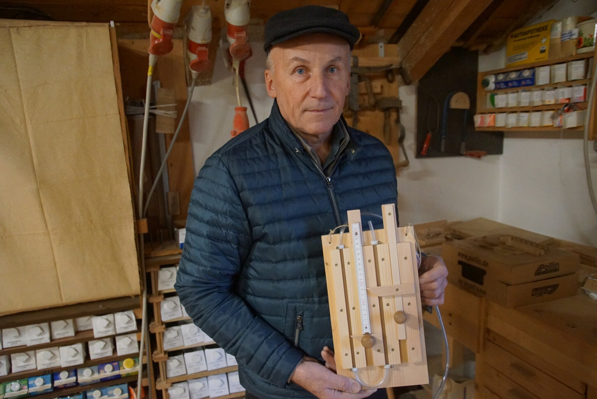 Josef Kaineder aus Rohrbach-Berg: Eine Truhenorgel aus Papier selbst ...