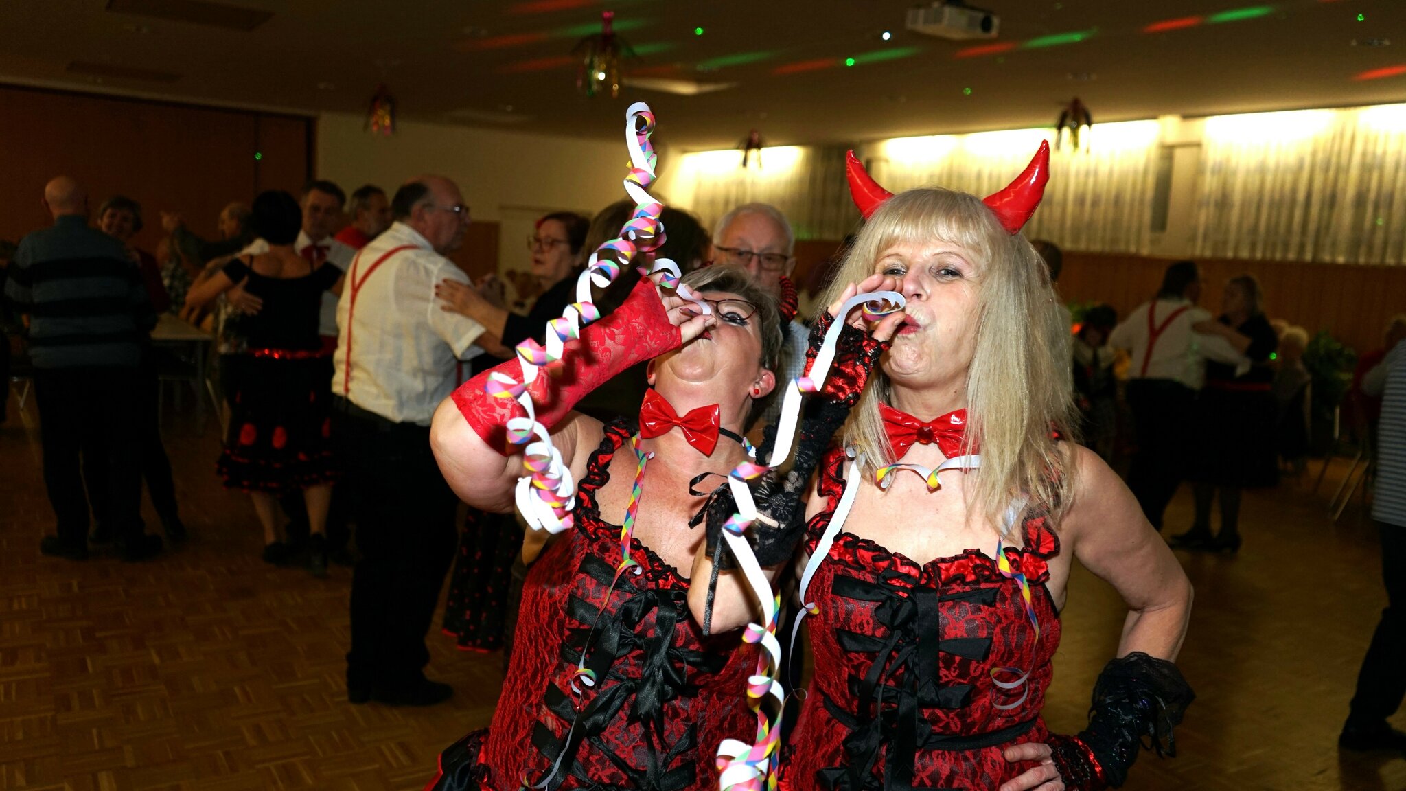 Steyr im Fasching: Komm Tanz mit beim Faschingsfünfuhrtee in Münichholz ...
