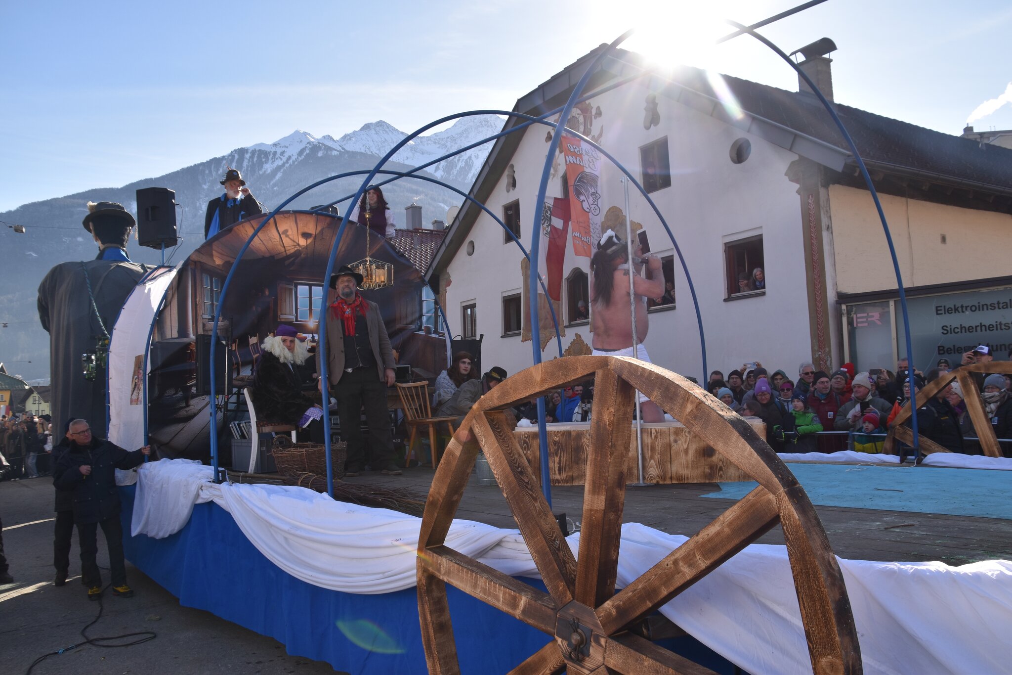 Telfer Schleicherlaufen 2025: Telfs: Prachtvolle Fasnacht zog Massen in ...