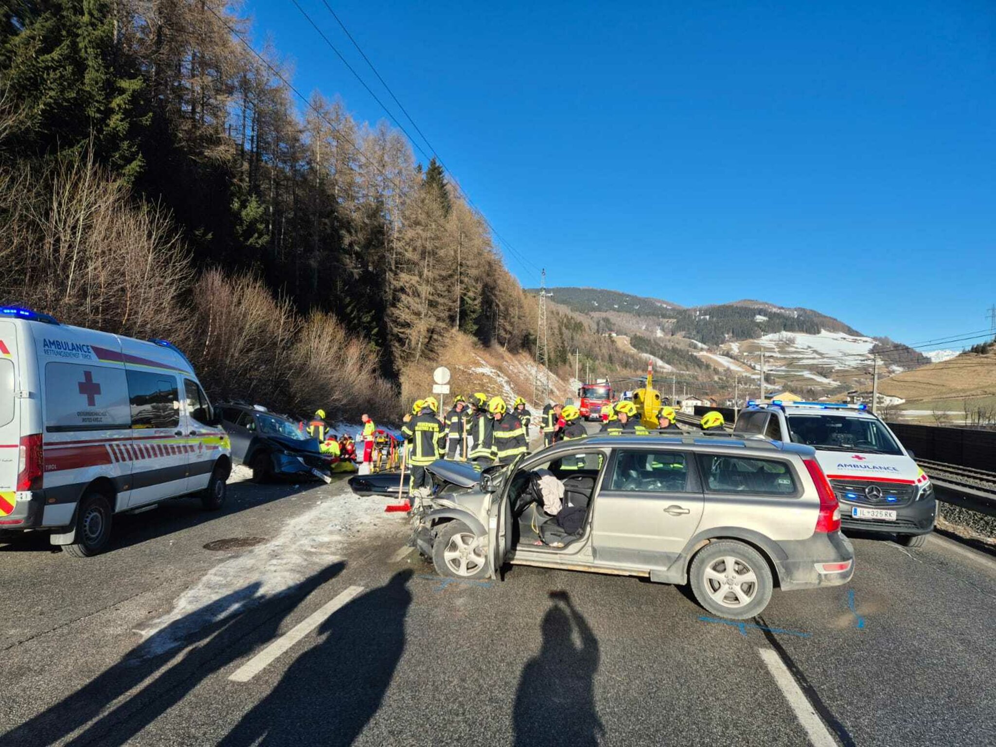 Verkehrsunfall: Zwei Schwerverletzte nach Frontalkollision in Matrei - Stubai-Wipptal