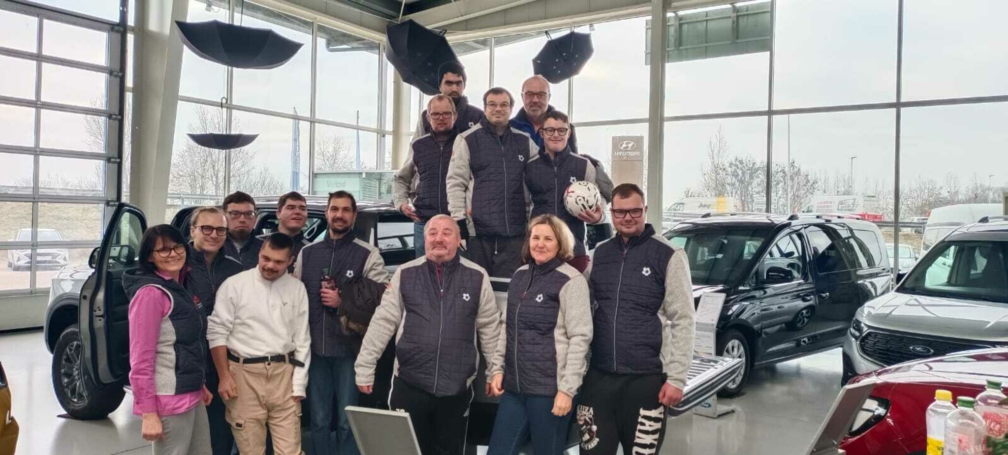 Autohaus-Spende: Fußballer der Lebenshilfe Perg/Grein mit neuen Jacken ...