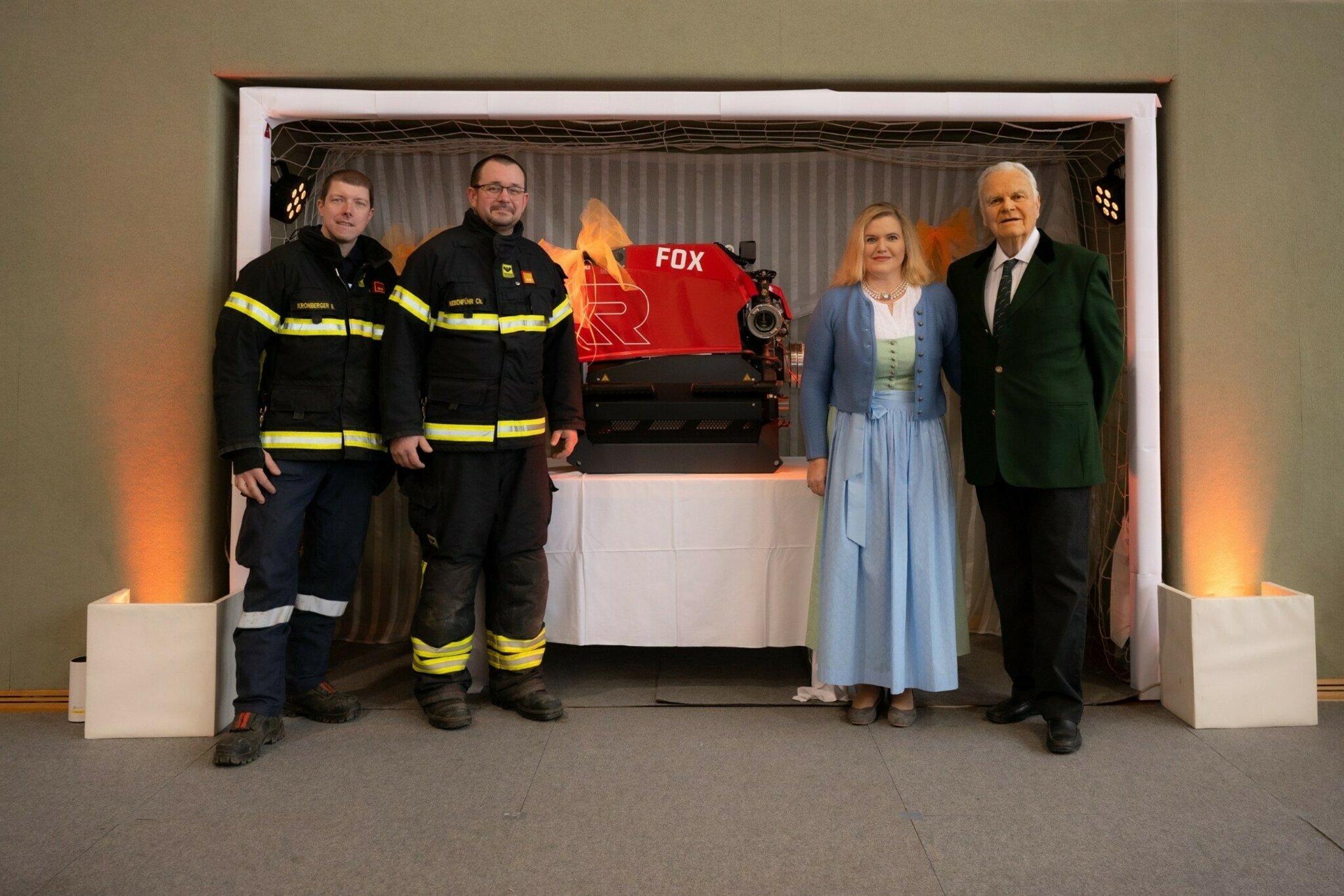 Spritzenpumpe dank Wohltätigkeit: Spende für die Freiwillige Feuerwehr ...