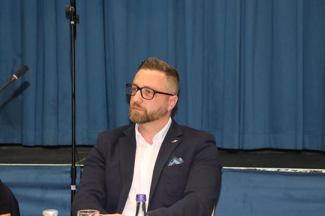 Blau sieht rot: FPÖ bleibt bei Wörgls Schwimmbad-Thematik kritisch ...