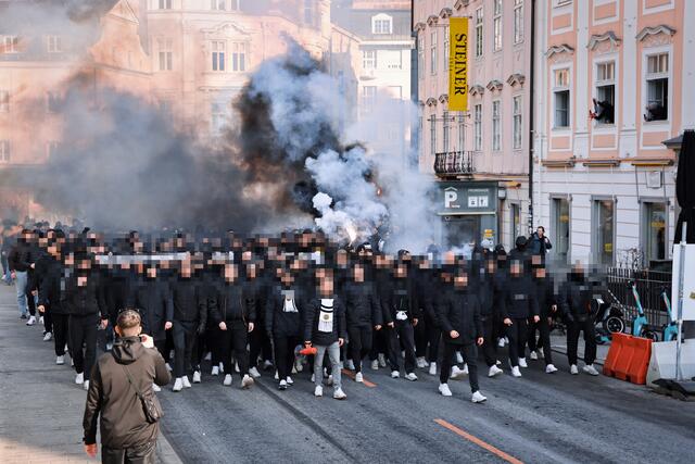Bildergalerie: Linzer Derby: Tausende LASK-Fans marschieren in Richtung ...