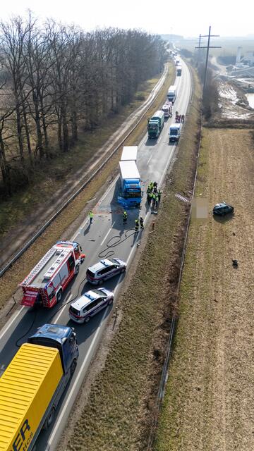 Unfall Lkw und Pkw: Tödlicher Verkehrsunfall auf B309 bei Kronstorf - Enns