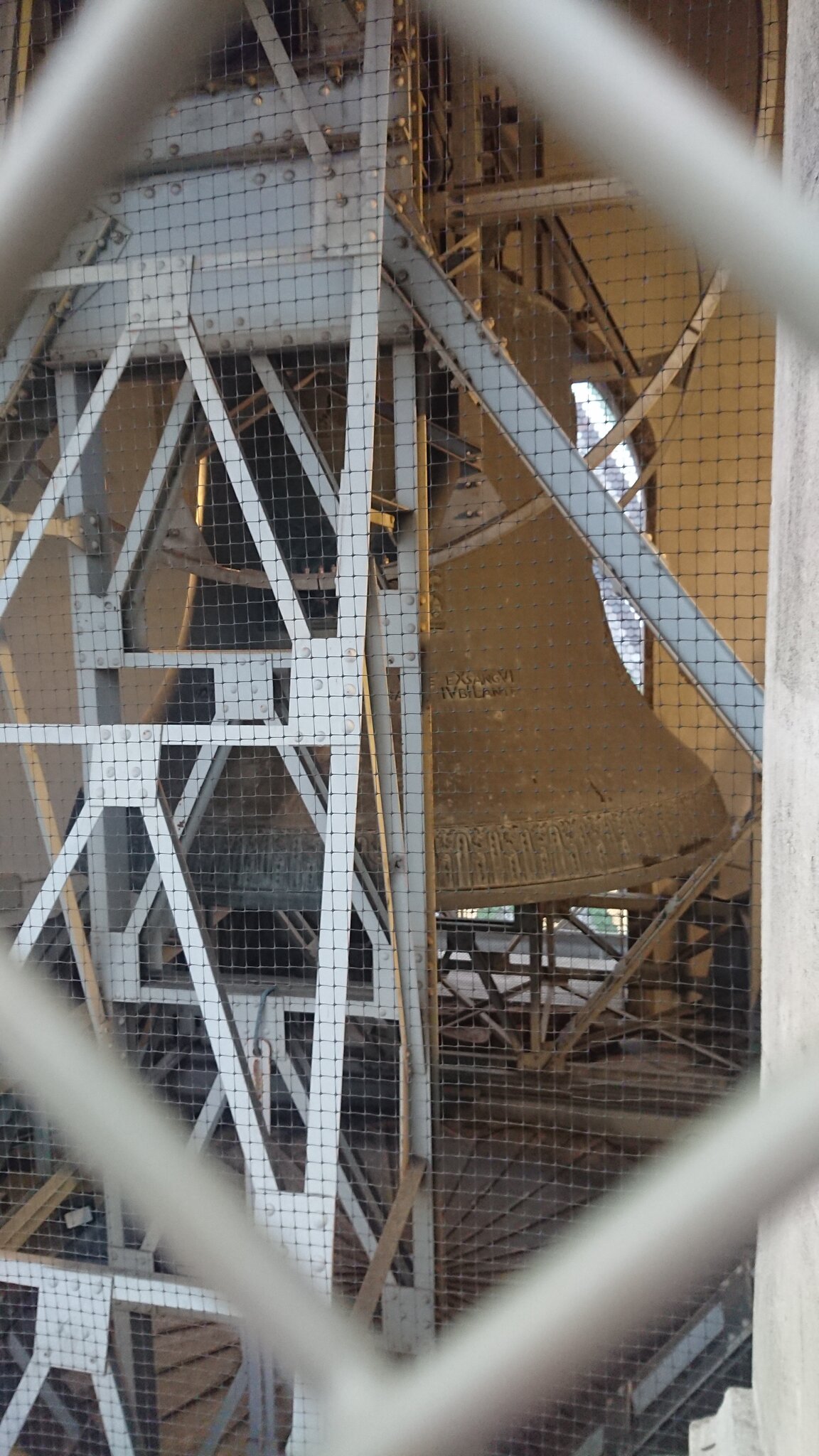 20 Tonnen aus der Nähe... Beachtlich: Besuch bei der Pummerin ...