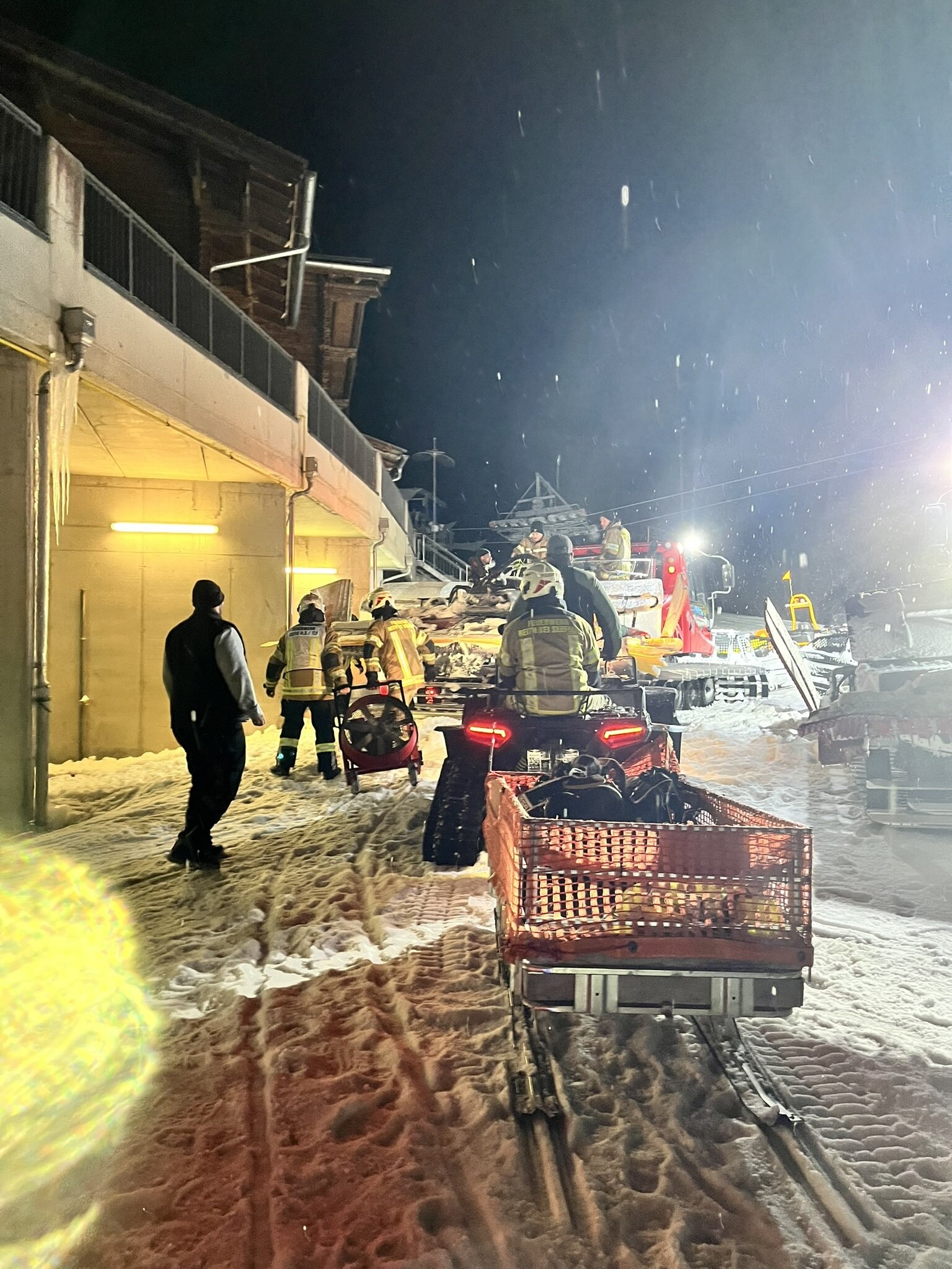 Nächtlicher Brand auf Almhütte in Reith/S.: Mit Skidoos, Pistenraupen ...