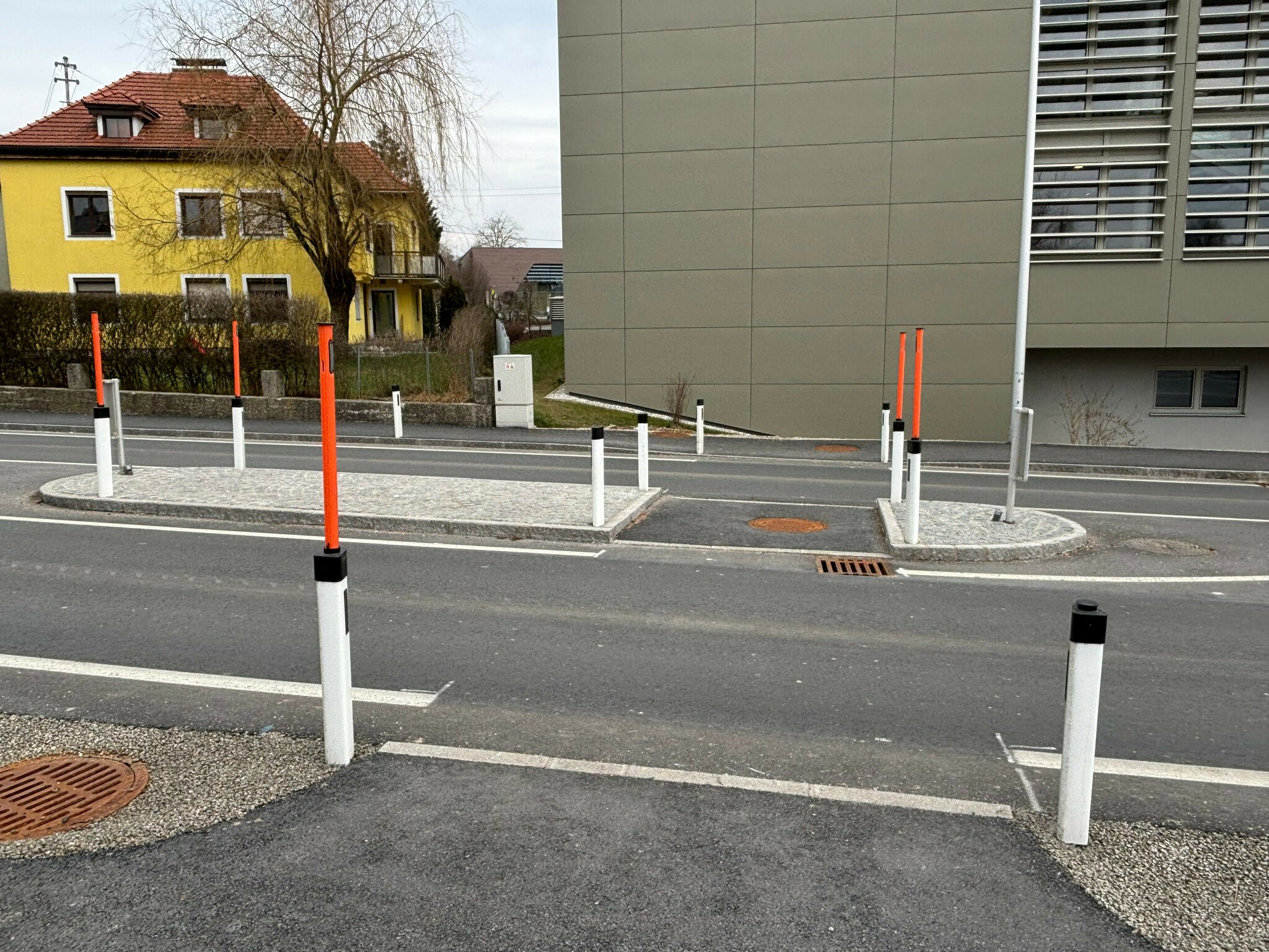 Querungshilfe statt Zebrastreifen: Unmut über die sanierte B 156 in ...