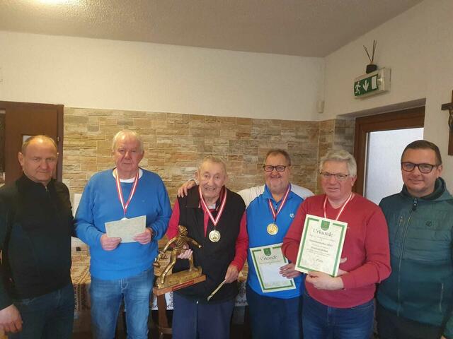 Meisterschaft in Pupping: 82 Jahre Altersunterschied beim Eisstockschießen - Grieskirchen & Eferding