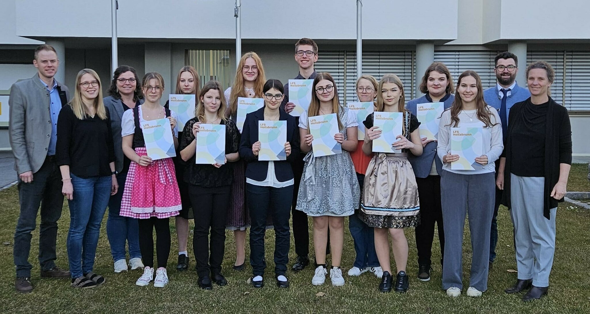 LFS Hollabrunn: 14 absolvierten Zusatzausbildung zur Kinderbetreuung ...