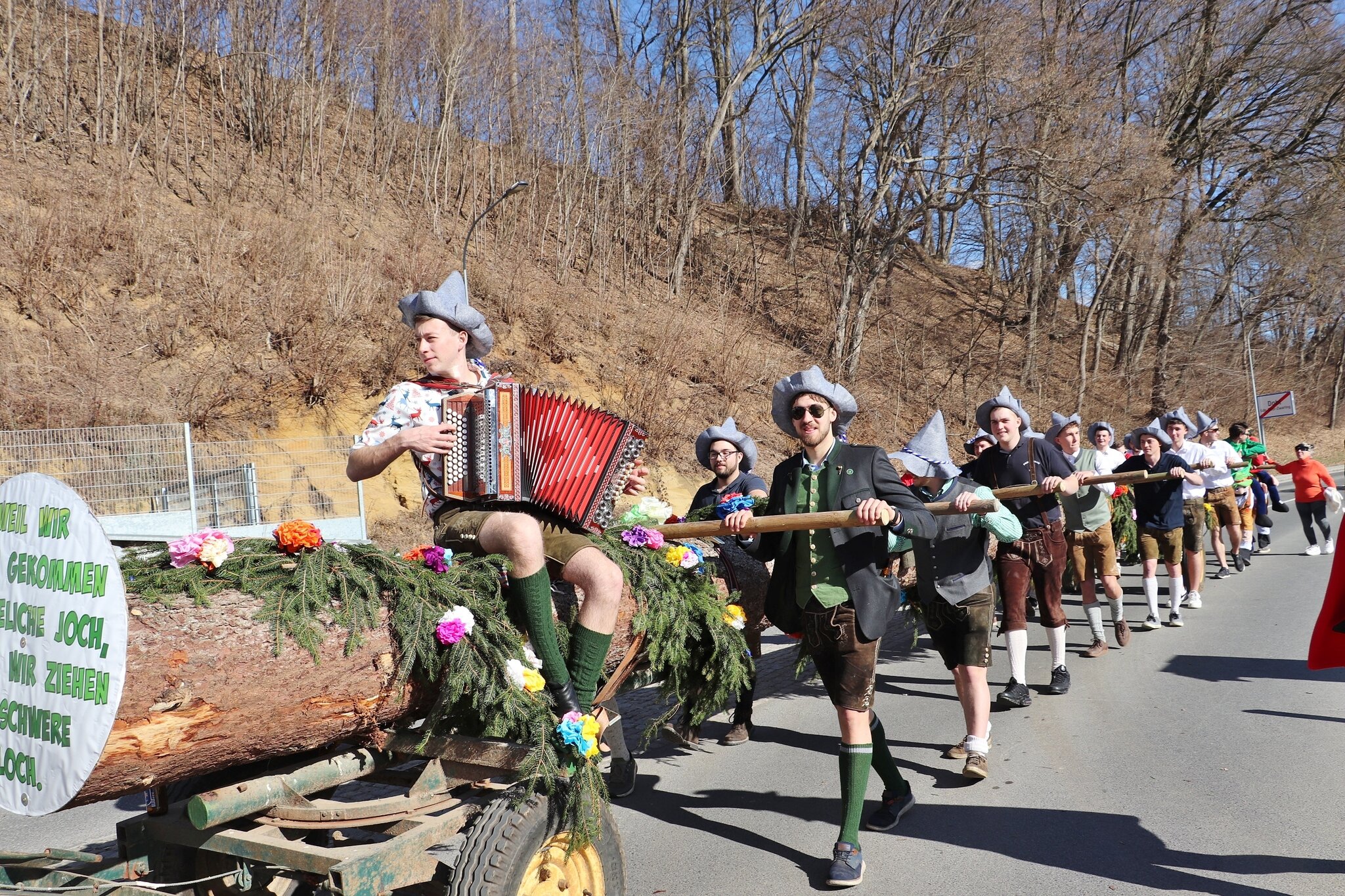 Faschingsonntag in Dobl-Zwaring: Blochzug in Dobl-Zwaring - Graz-Umgebung