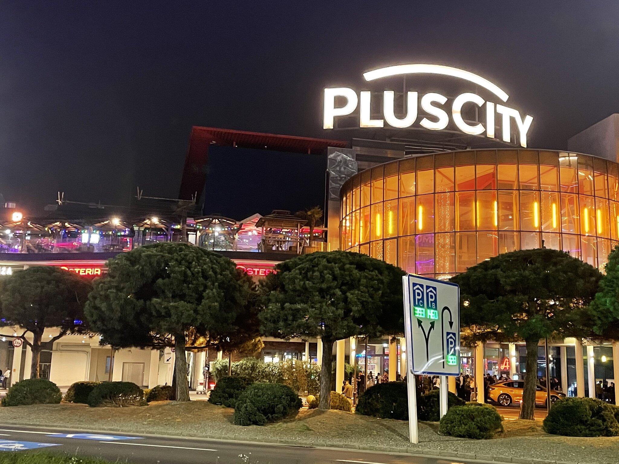 Großfahndung nach Explosion: Bankomatsprengung in der PlusCity - Linz-Land