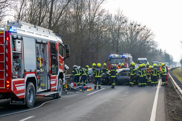 Schwerer Unfall: Drei Verletzte bei Frontalkollision auf B3 - Perg