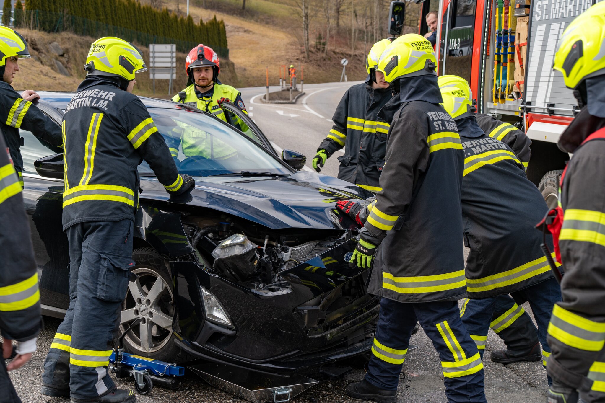 Zwei Autos kollidierten: Verkehrsunfall direkt vor dem Feuerwehrhaus - Rohrbach