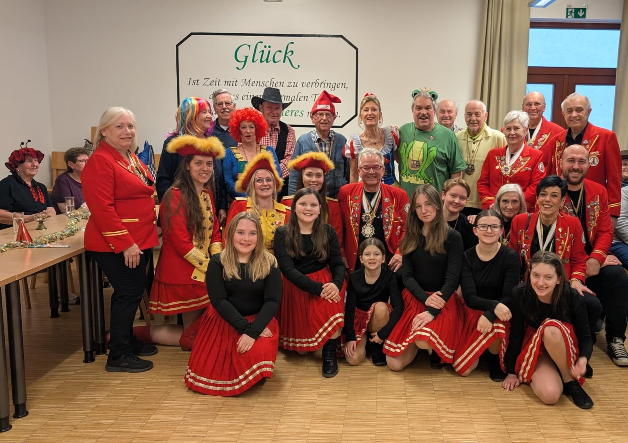 Lustige Feier: Brucker Faschingsgilde zu Besuch bei den Senioren - Bruck an der Leitha