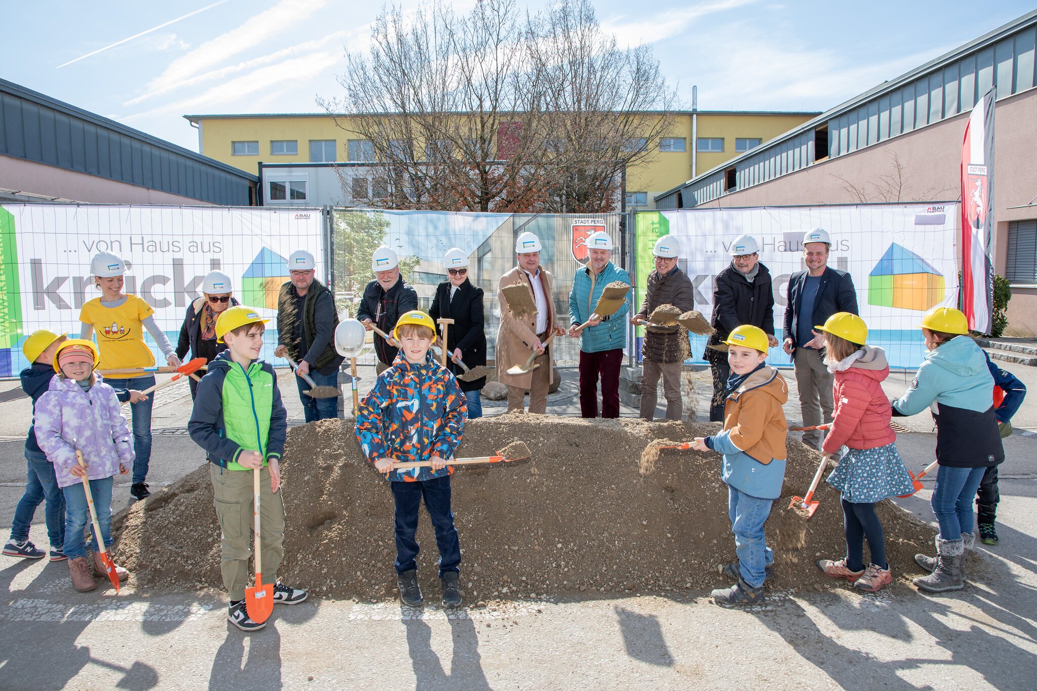 Mega-Projekt: Spatenstich für den Ausbau der Volksschule erfolgt - Perg