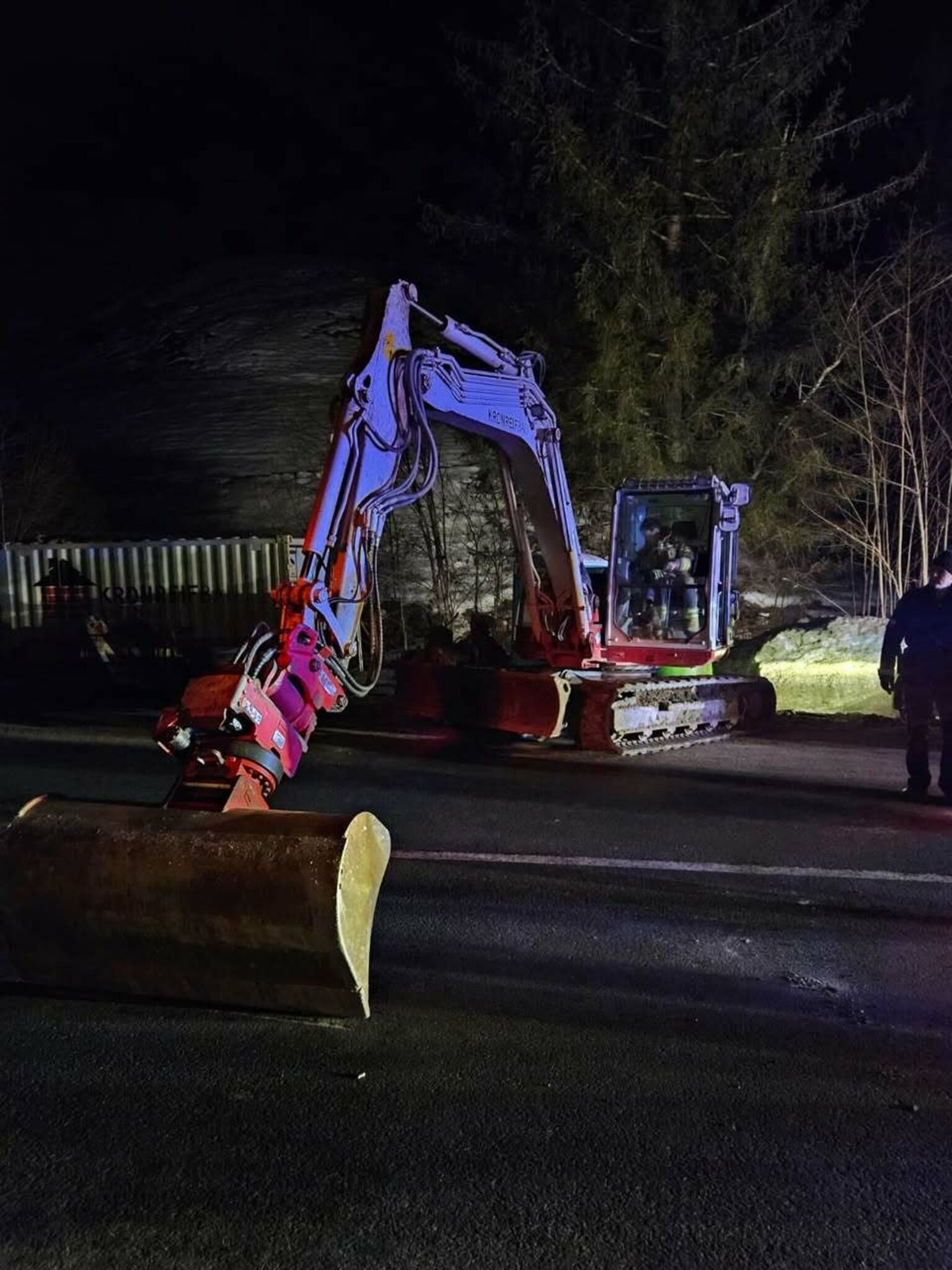 Feuerwehreinsatz in Maria Alm: Unbekannte stellten Bagger auf B164 ab ...