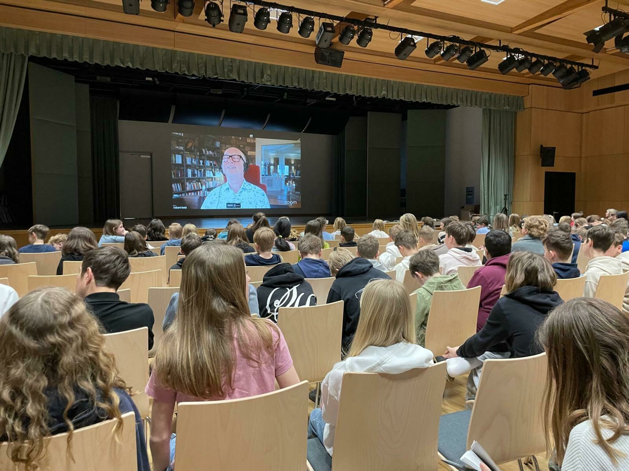 Selbstbewusstsein, Mut und Freude: Vortrag mit Robert Betz begeisterte ...