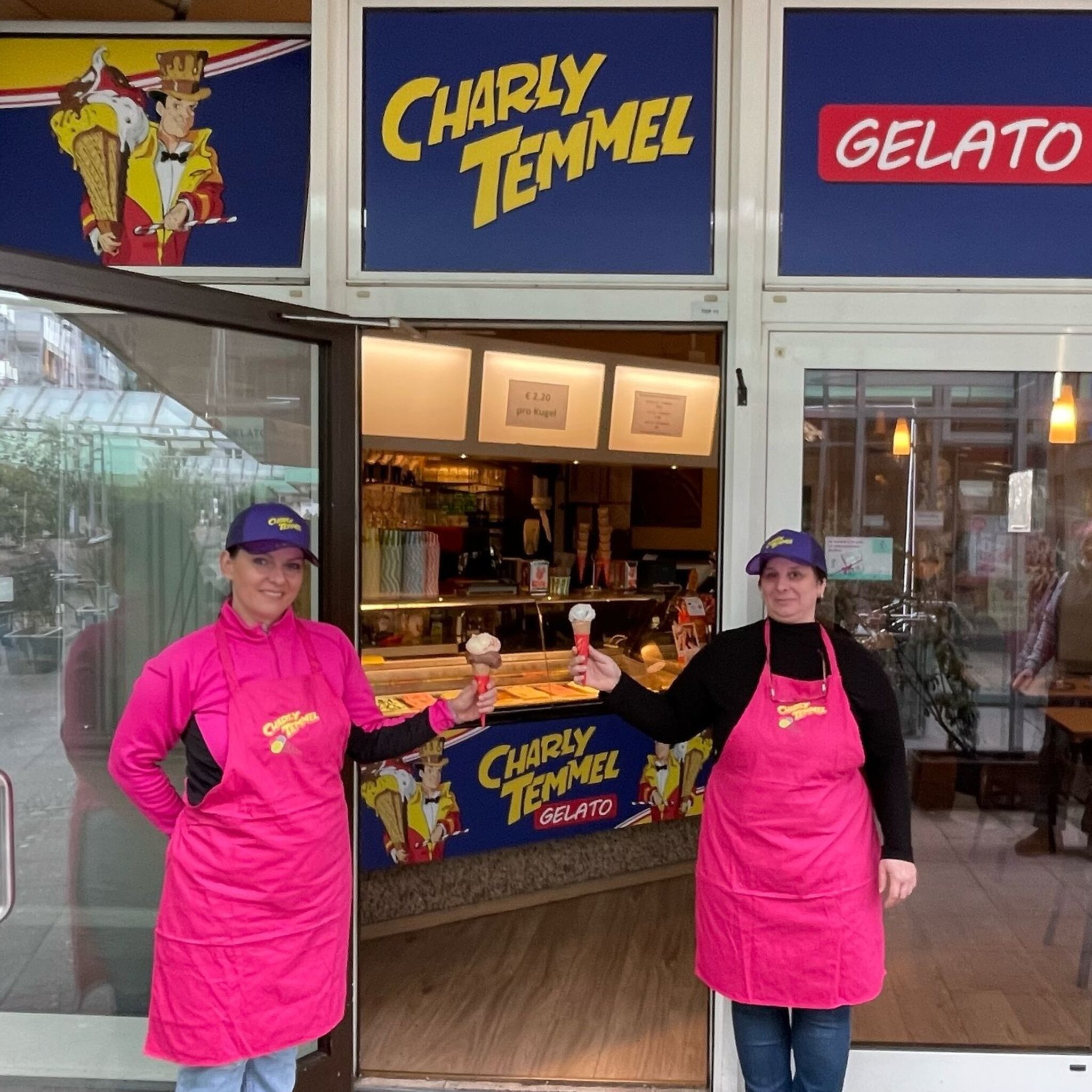 Eis im Bezirk: In Stammersdorf geht das "Eiszepter" an Charly Temmel über - Floridsdorf