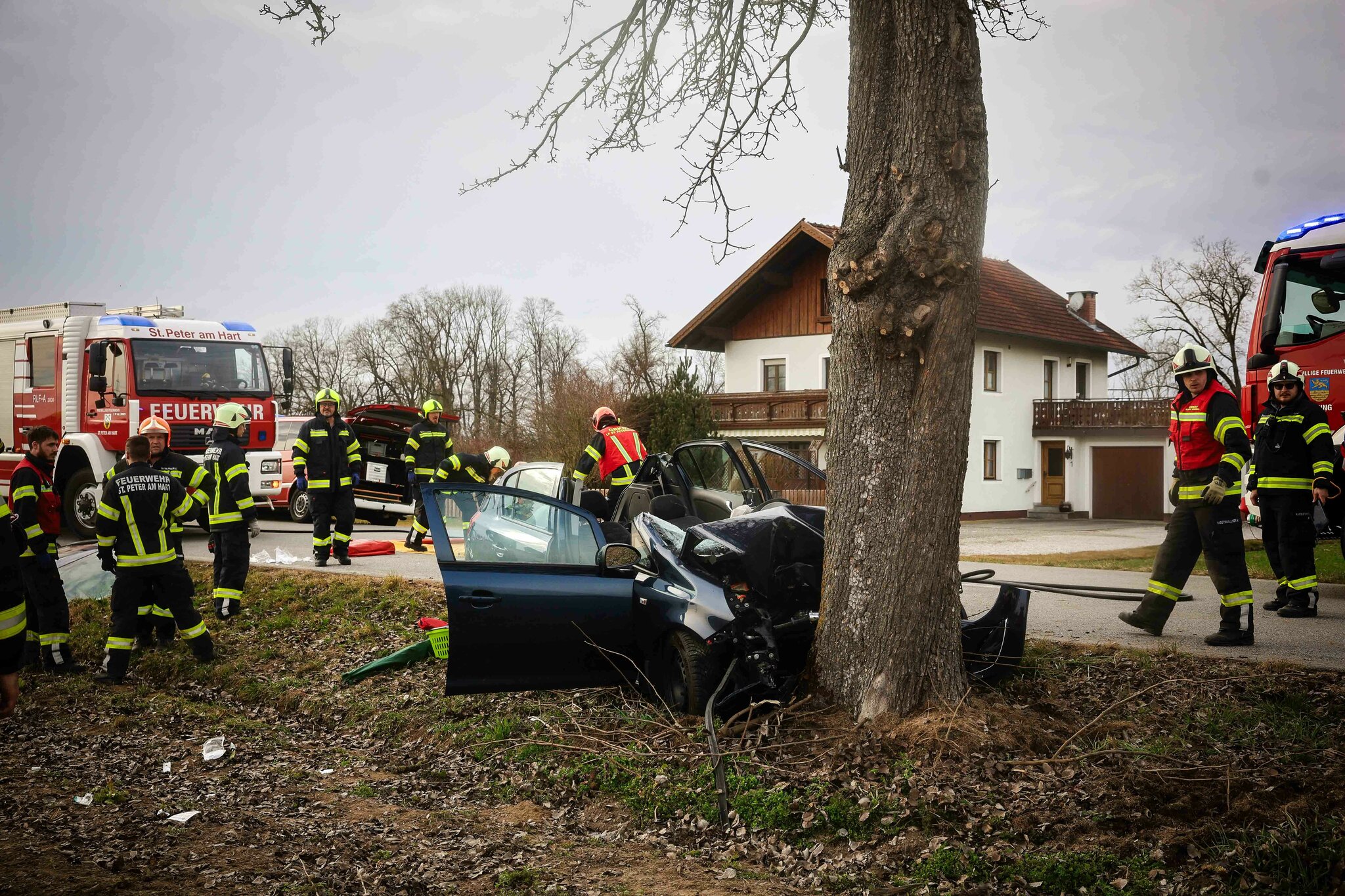 Auto kracht gegen Baum: Schwer verletzte Person bei Unfall in St. Peter am Hart - Braunau