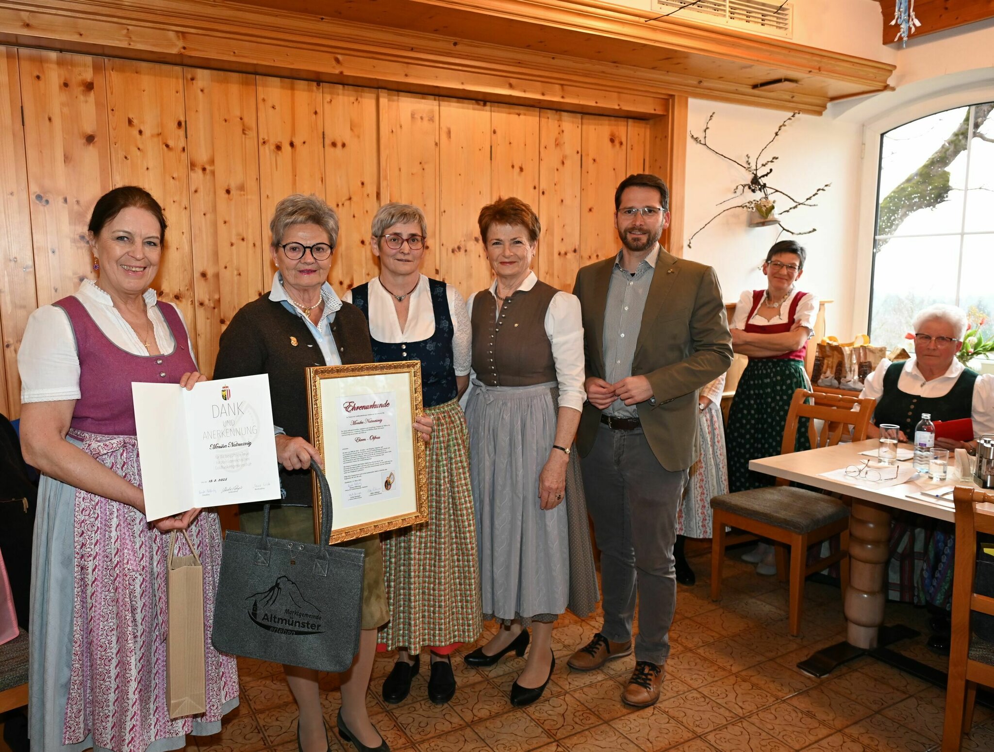 Goldhaubengruppe Altmünster: Eine verdiente Ehrung - Salzkammergut