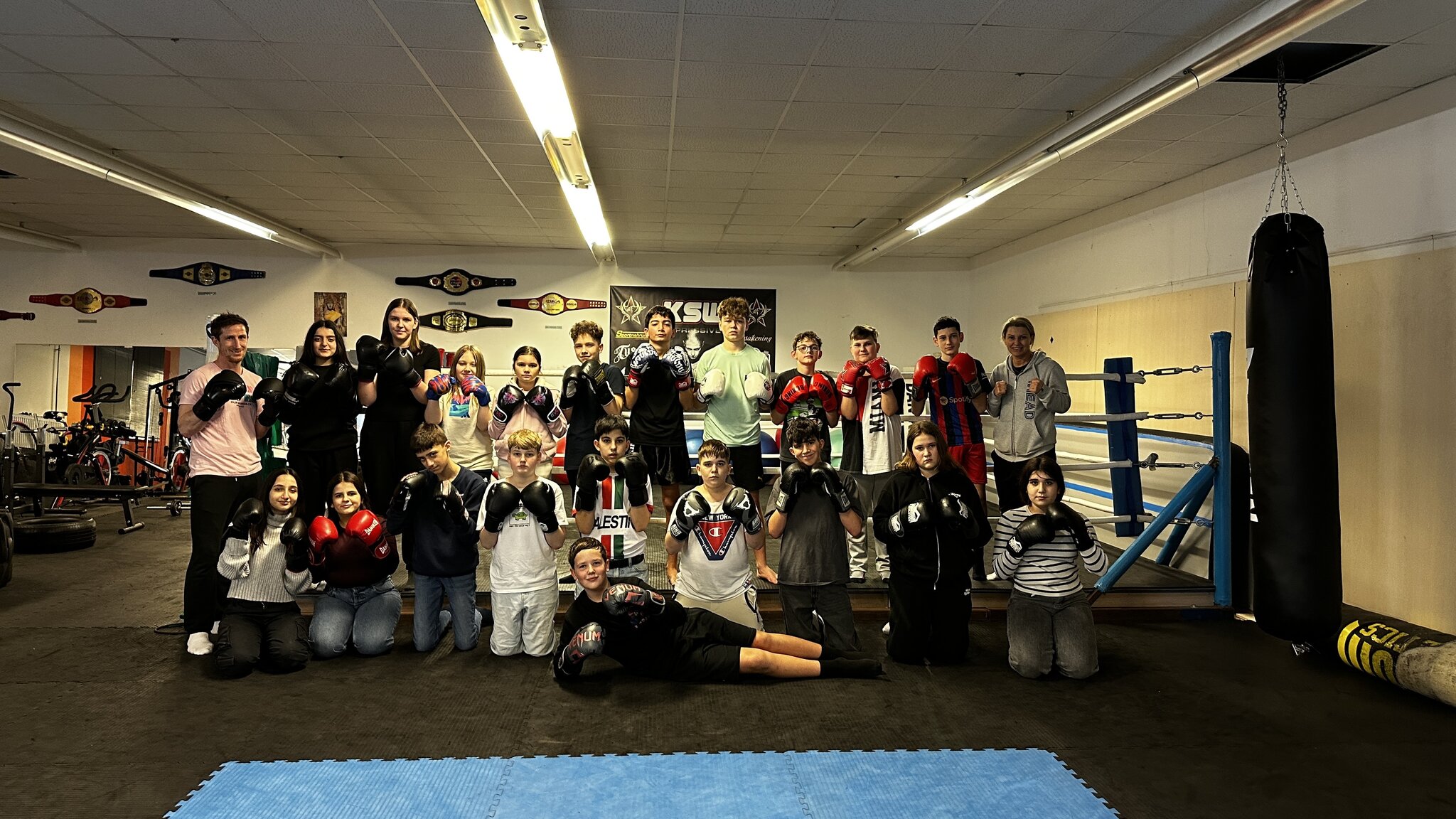 Ausflug ins Star Fight Enns: Schüler:innen trainierten mit ...