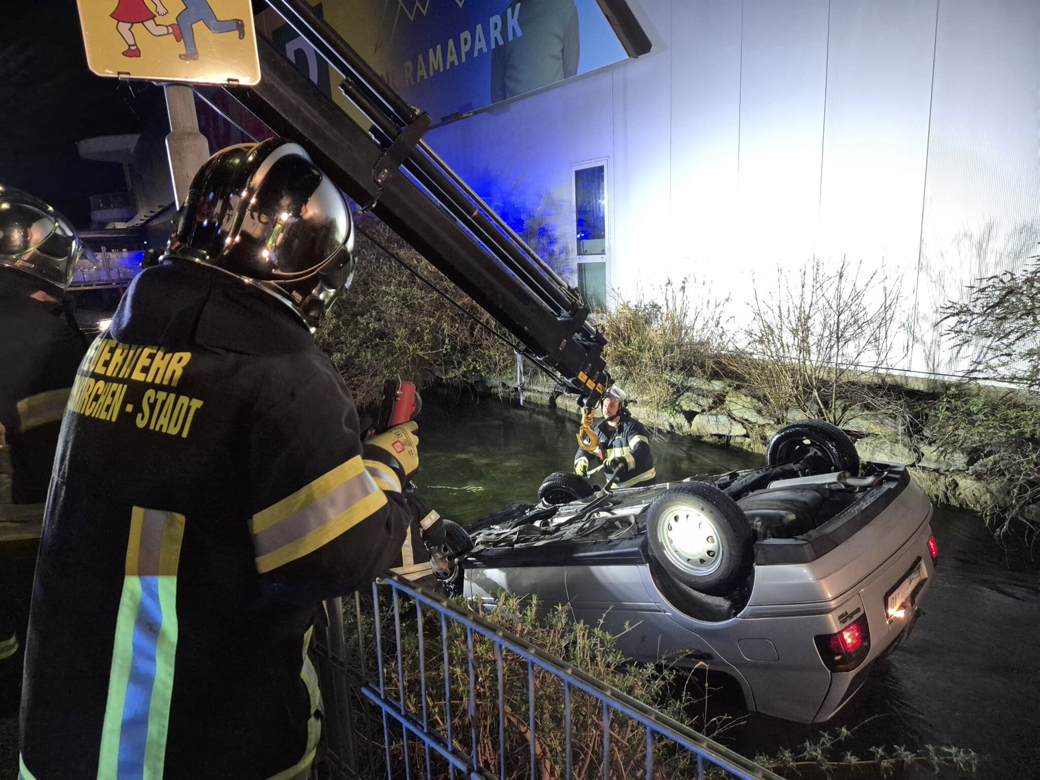 Neunkirchen: Ungewöhnlicher Unfall – VW-Golf landete im Werkskanal ...