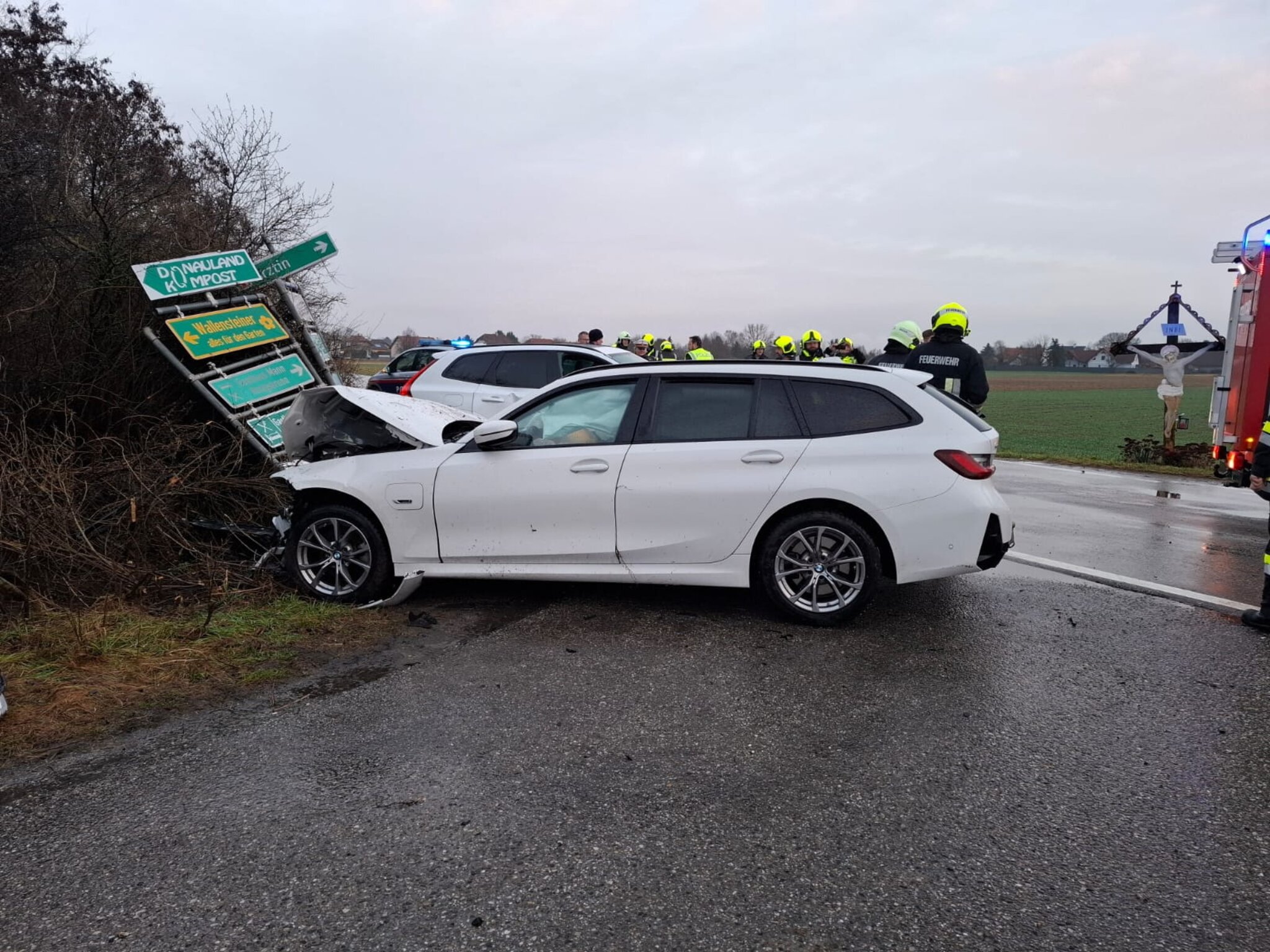 Unfall bei Neustift: Feuerwehr rettet Verletzte nach Frontalcrash - Tulln