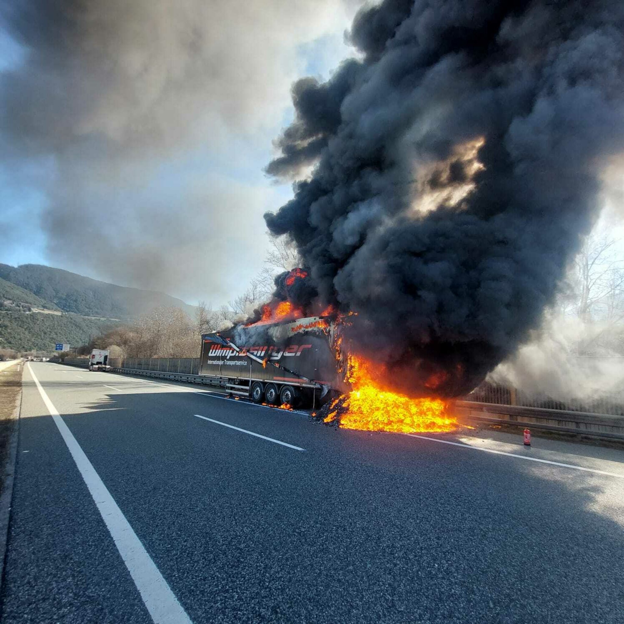 Feuerwehr-Einsatz auf A12: LKW-Brand auf der Autobahn bei Telfs - Telfs