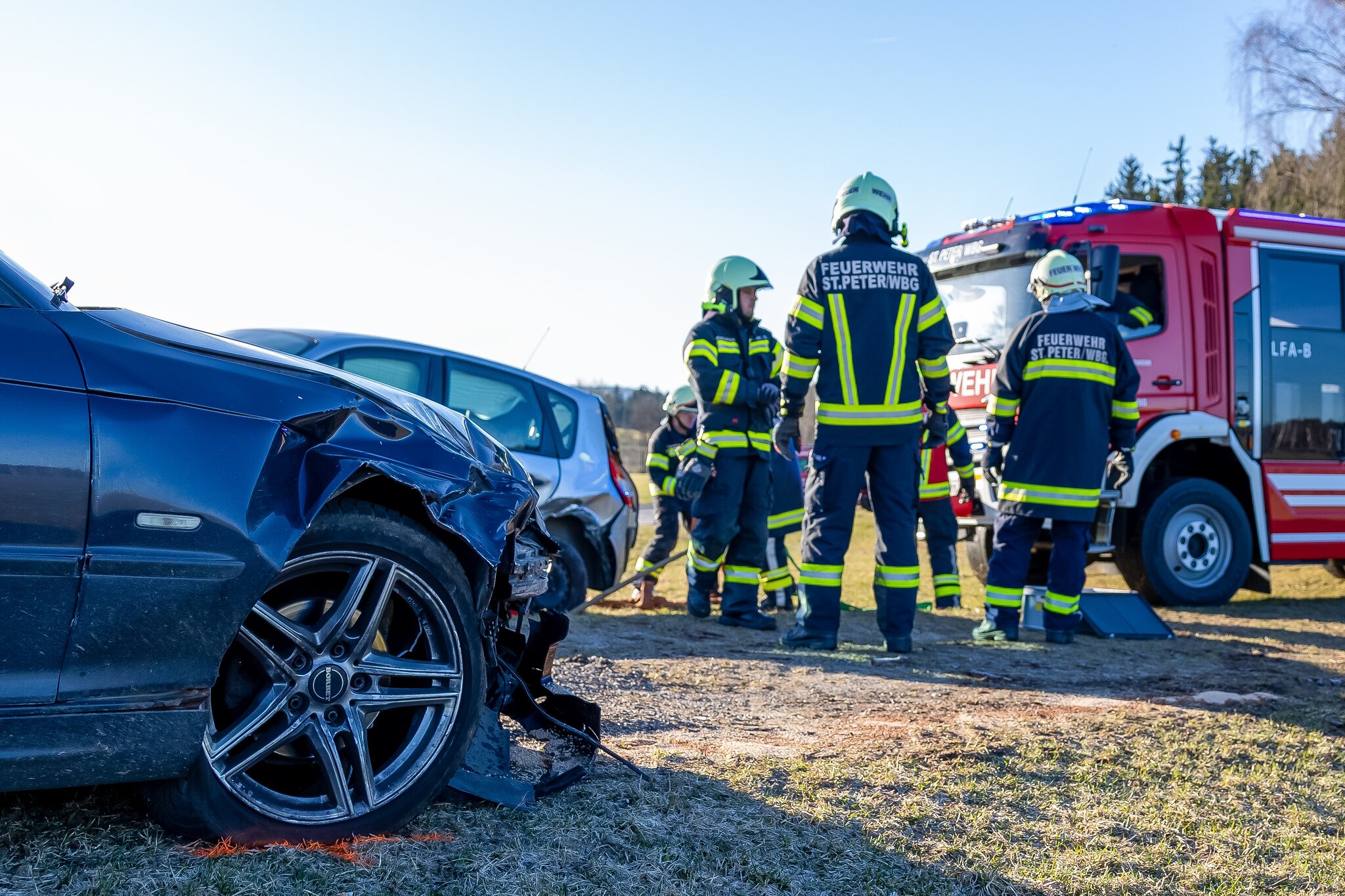 Einsatzkräfte vor Ort: Verletzte Person nach Verkehrsunfall in St ...