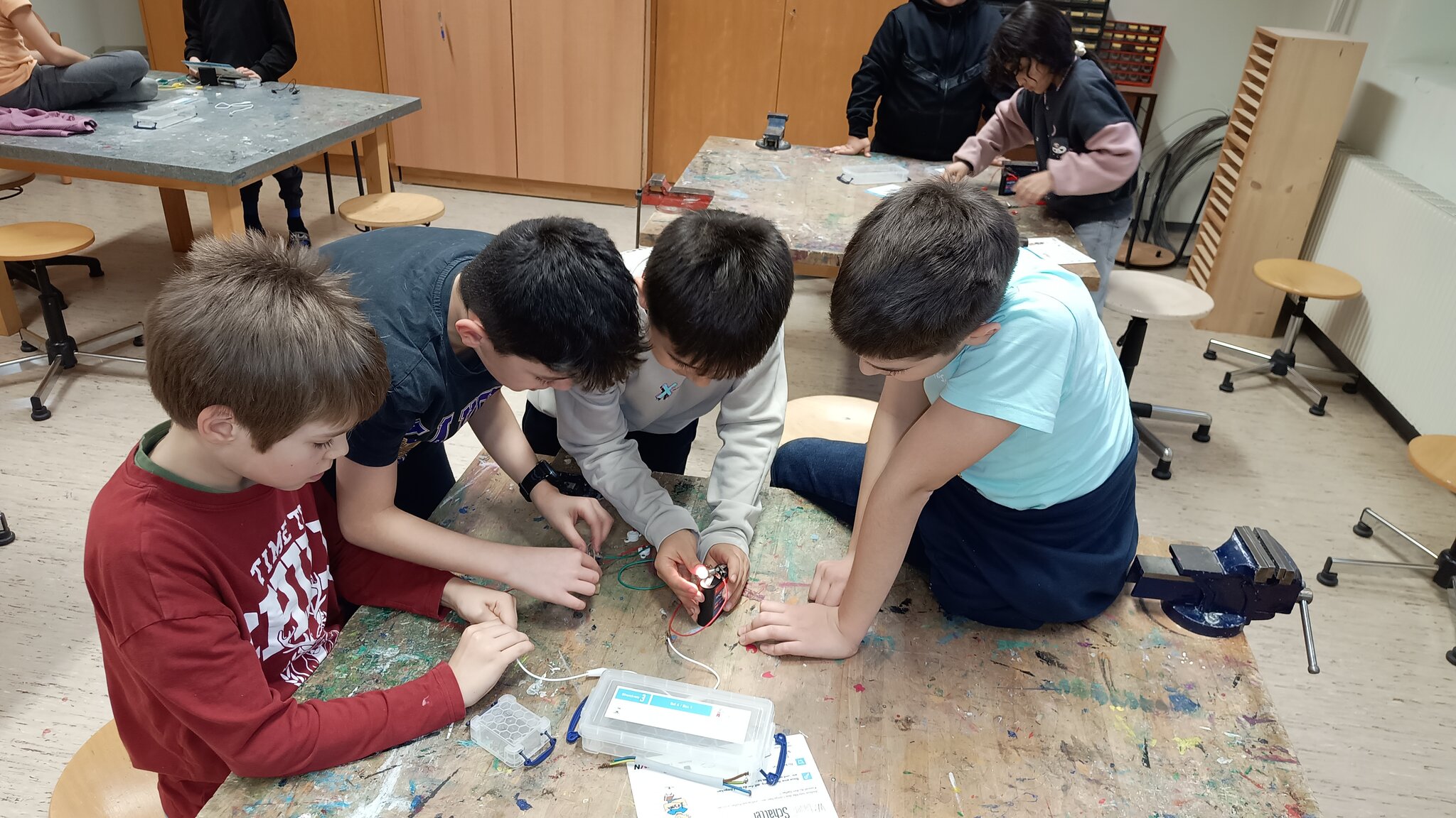 Penzinger Kids: Diese Schule entdeckt Naturwissenschaften spielerisch ...