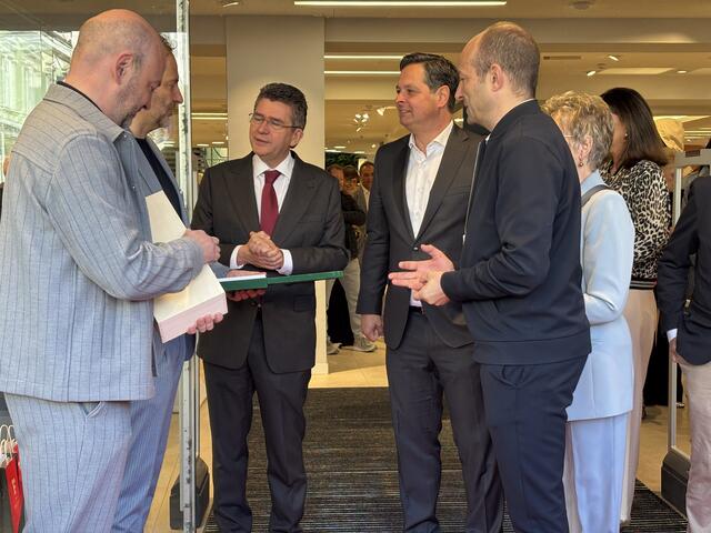 Stift Mode übernommen: Mode von Feucht hat den Standort neu eröffnet ...