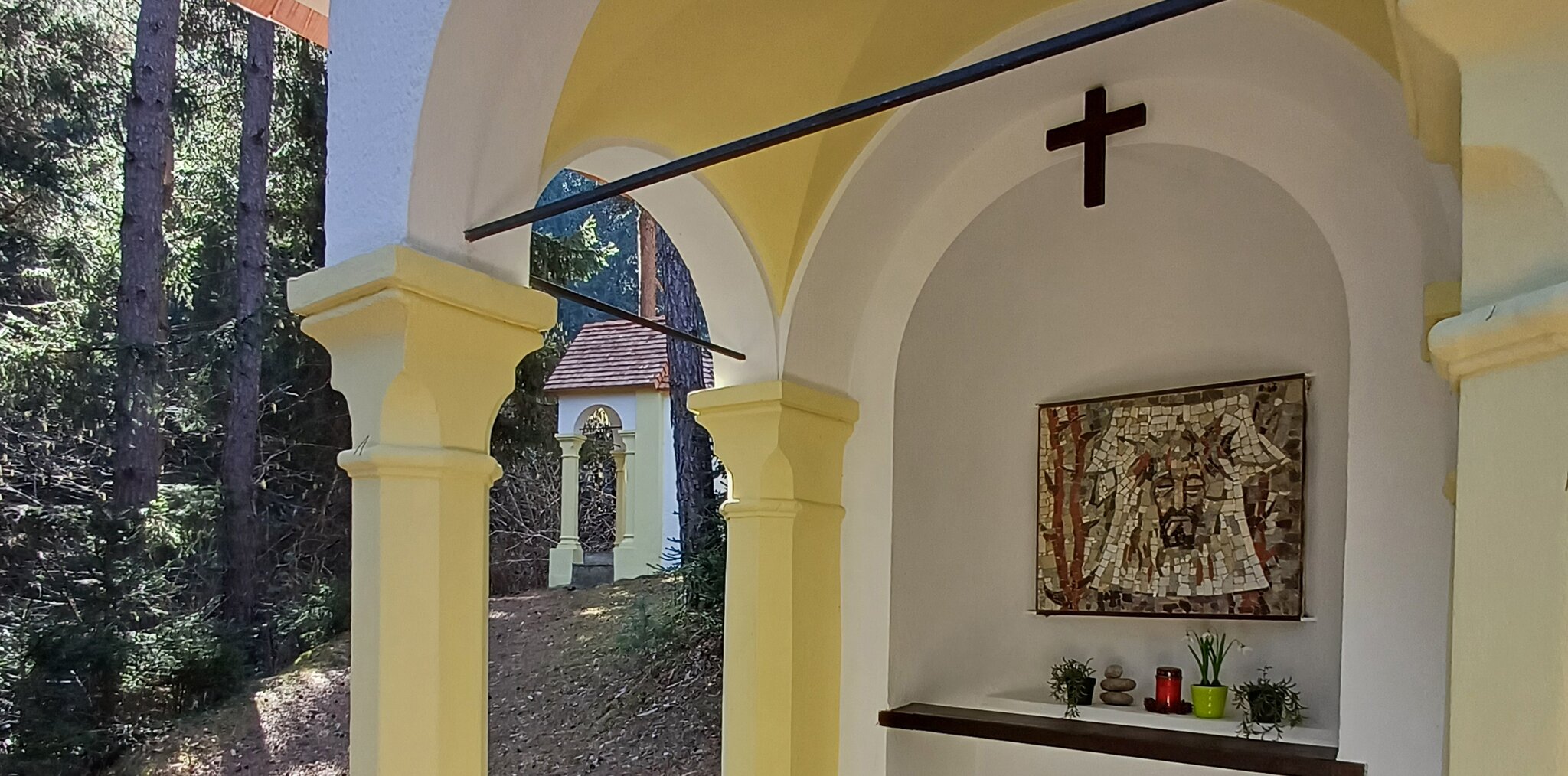 Kleinod in neuem Glanz: Spaziergang über den Flaurlinger Kalvarienberg - Telfs