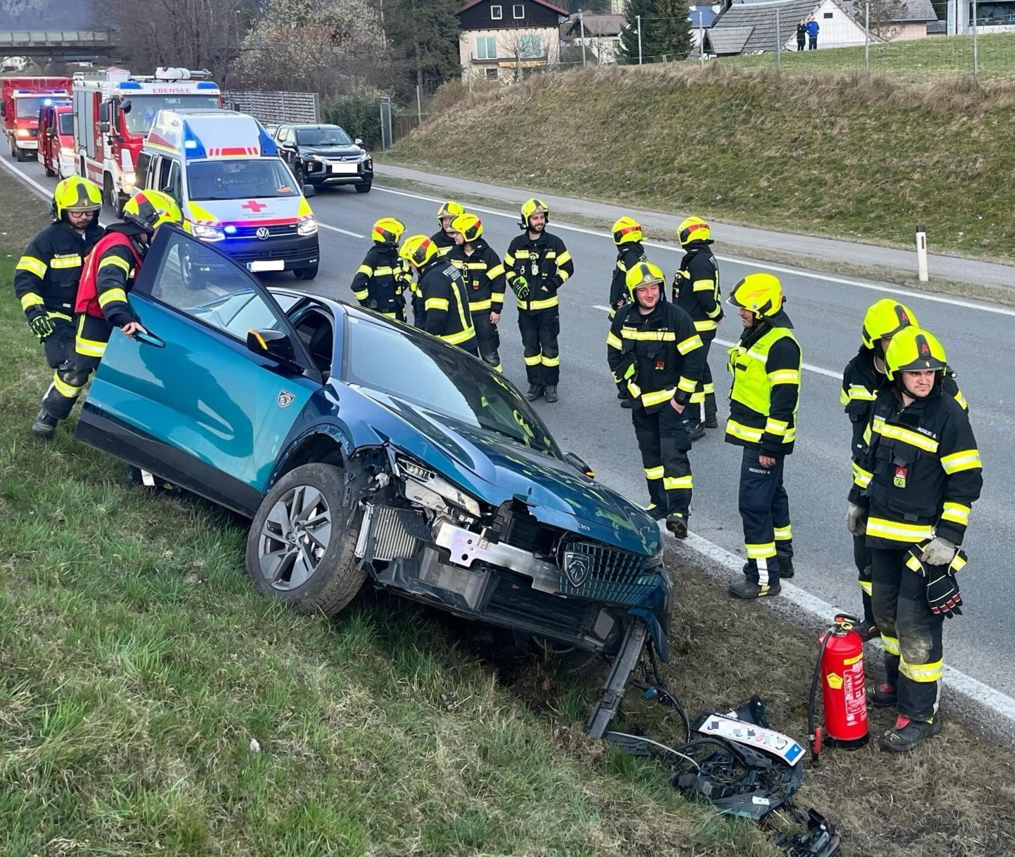 Unfall auf B145: Ersthelfer befreiten Unfalllenker aus Fahrzeug - Salzkammergut