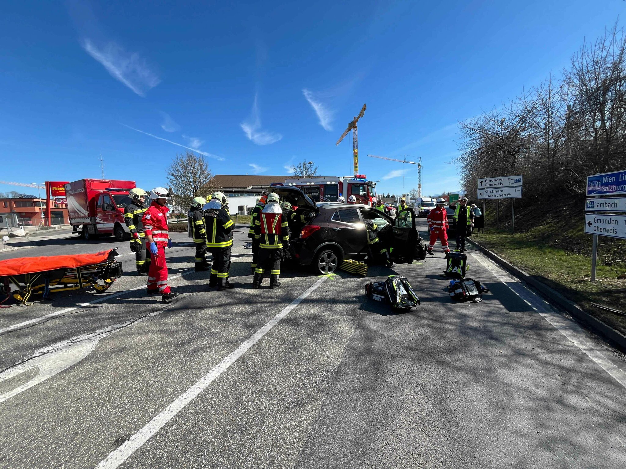 Laakirchner Feuerwehren im Einsatz: Schwerer Verkehrsunfall in Laakirchen fordert zwei Verletzte ...