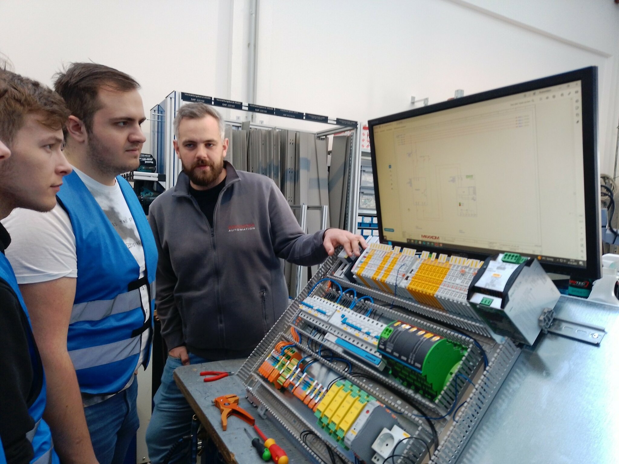 Projekttag in Karlstein: HTL Schüler lernen MAXXOM Automation kennen ...