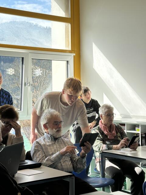 Jung lehrt Alt: Erfolgreicher Handy-Workshop an der PTS Großraming ...