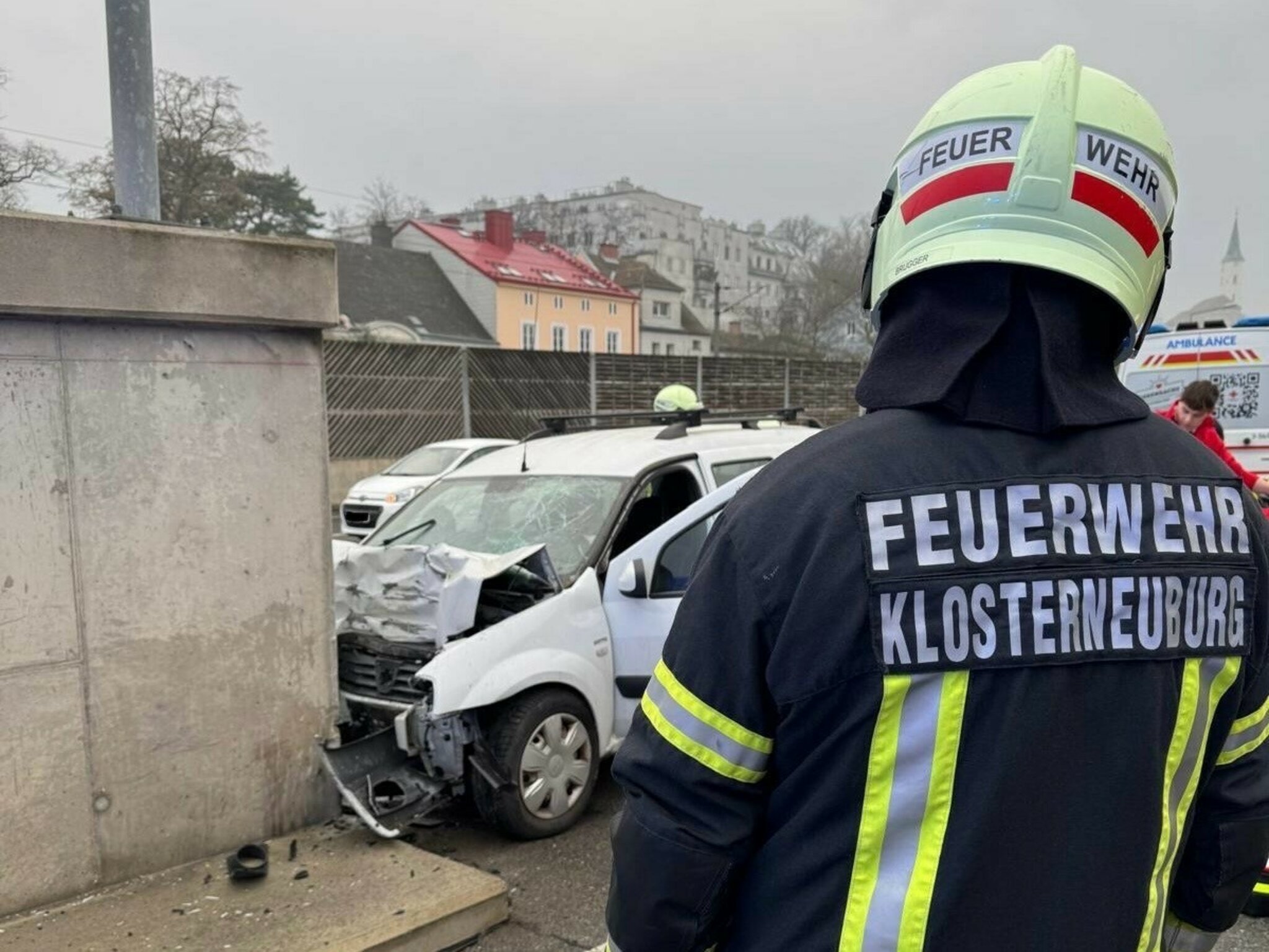 B14 Klosterneuburg: Pkw fuhr frontal gegen eine Mauer - der Lenker starb - Klosterneuburg